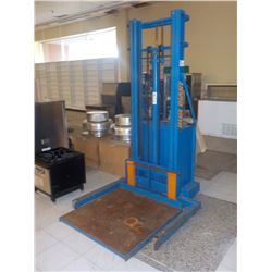 BLUE GIANT PUSH/PULL PALLET STACKER WITH BUILT IN CHARGER AND EQUIPMENT ...