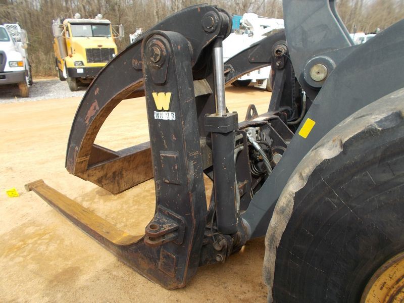 JOHN DEERE 724K WHEEL LOADER, S/N 633142, (11 YR) WICKER LOG FORKS W ...