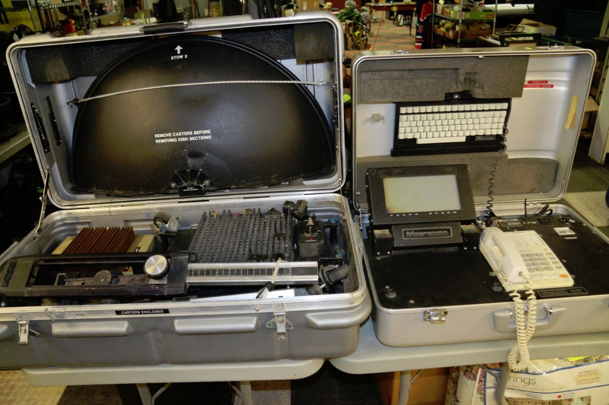 MAGNAVOX MX 2400T TRANSPORTABLE SATCOM TERMINAL