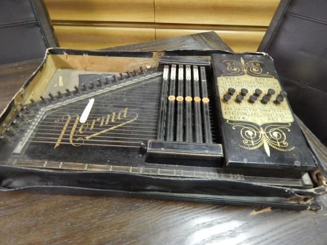 VINTAGE - "GESCHUTZT" LAP HARP