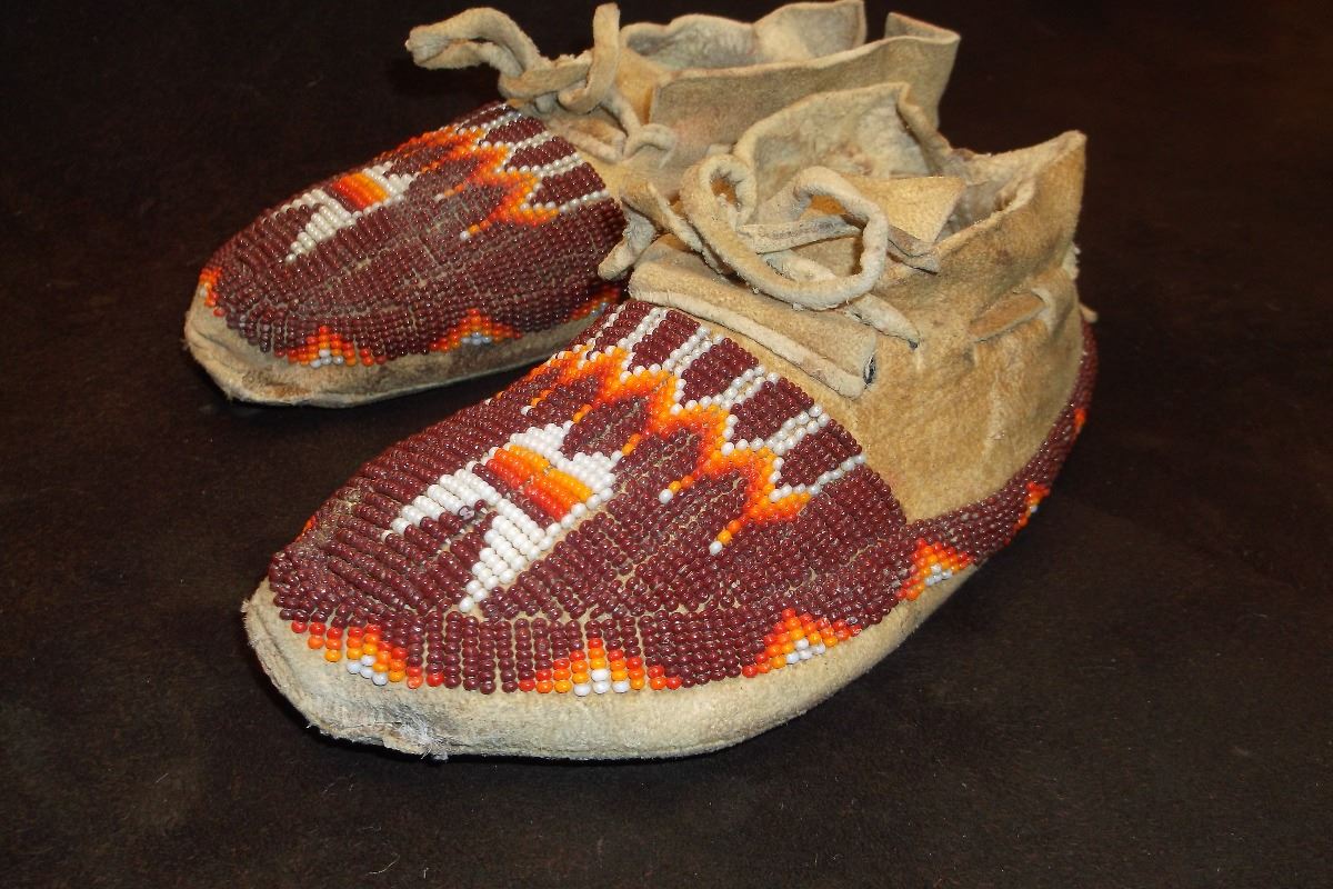 Ute Beaded Childs Moccasins. 7" L