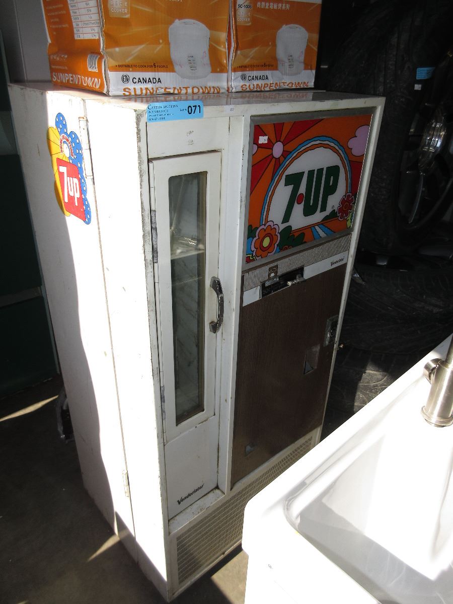 Vintage 1970's 7-up vending machine