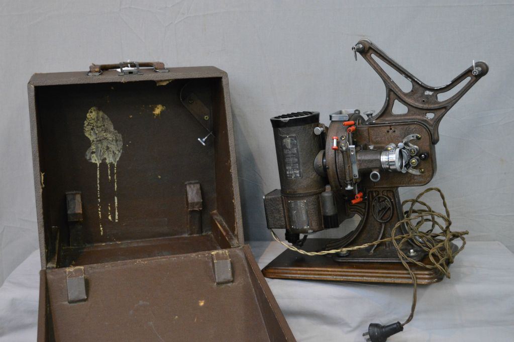 Vintage Victor 16mm projector Model 11M with original storage/travel case
