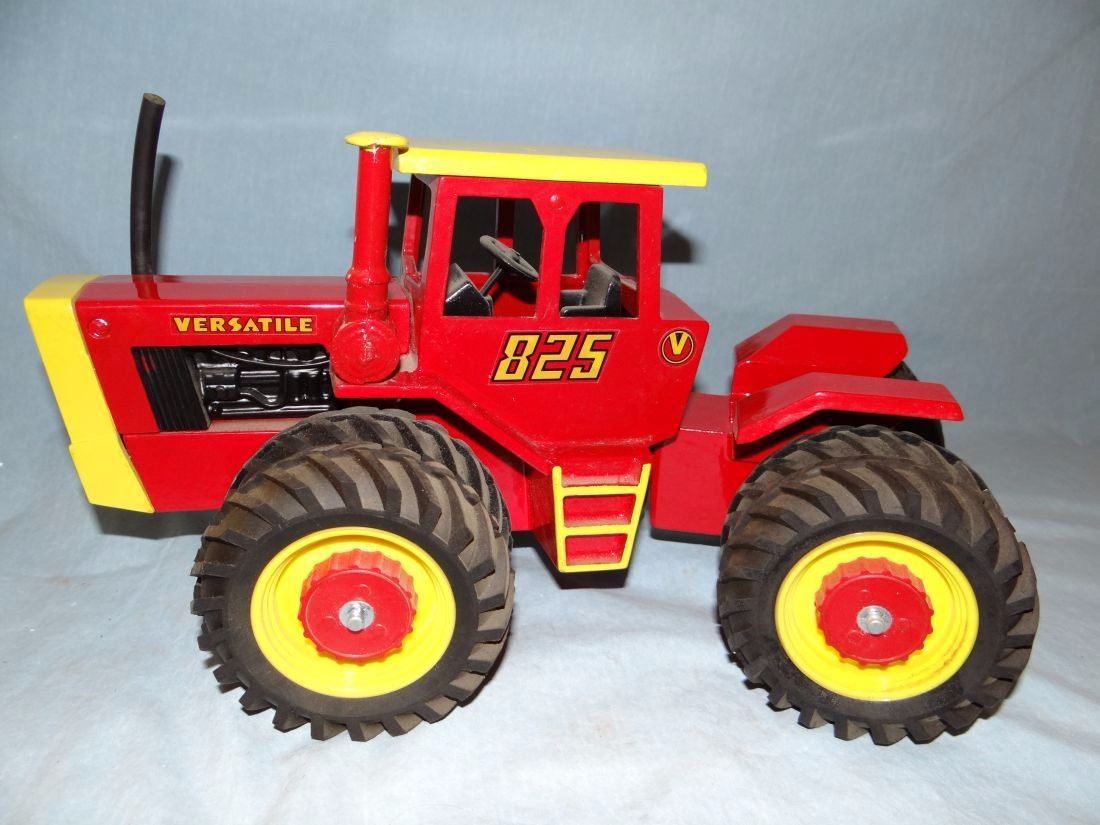 Versatile 825 4 x 4 tractor, 1:16, Scale Models, NIB