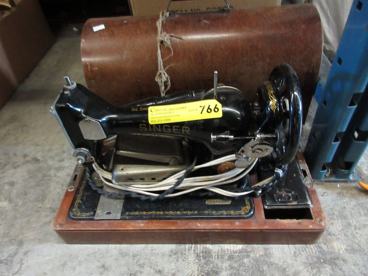 Vintage - Portable Singer sewing machine