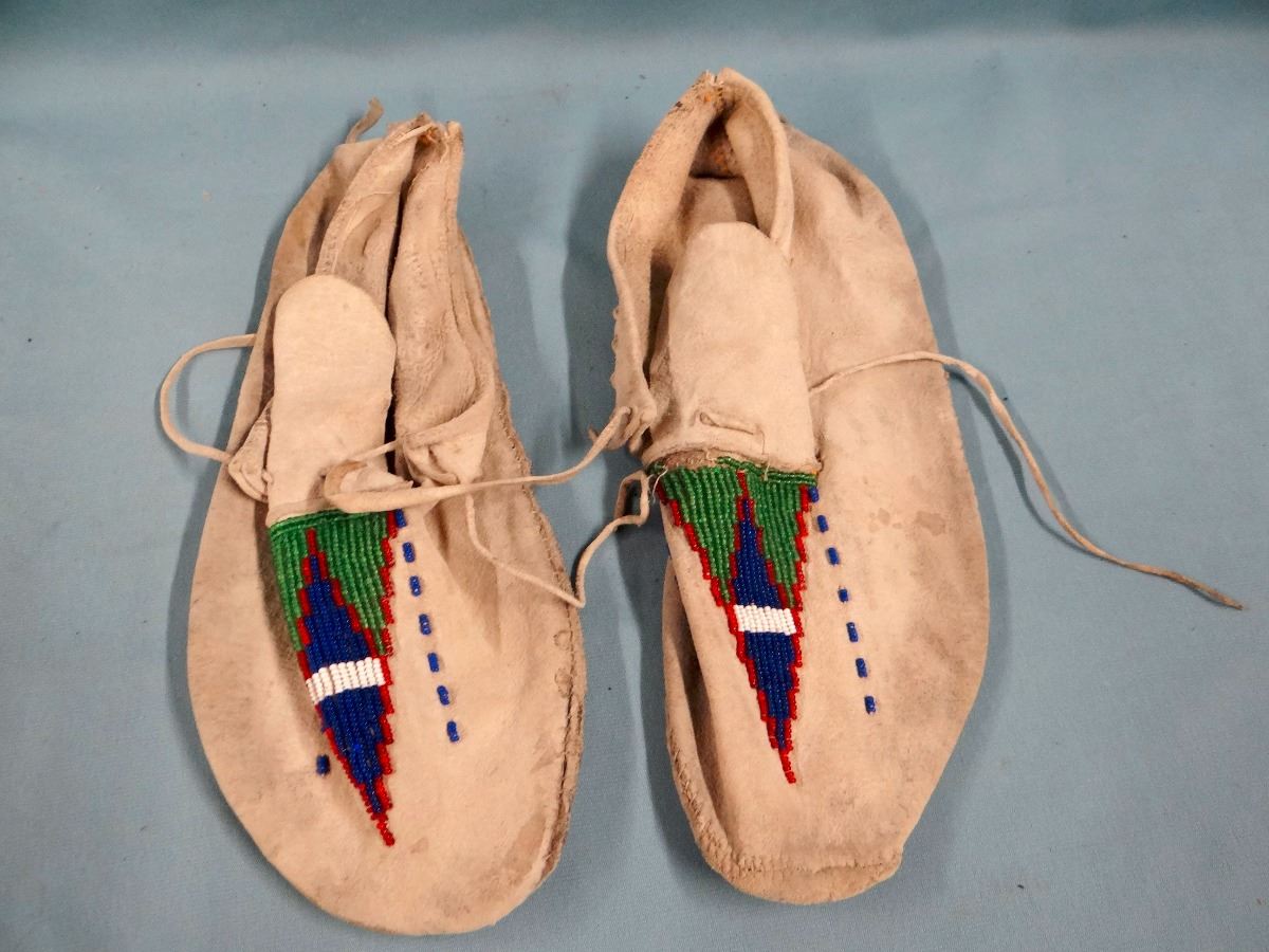 Chippewa Cree moccasins, white/tan buckskin w/ triangle in green and ...