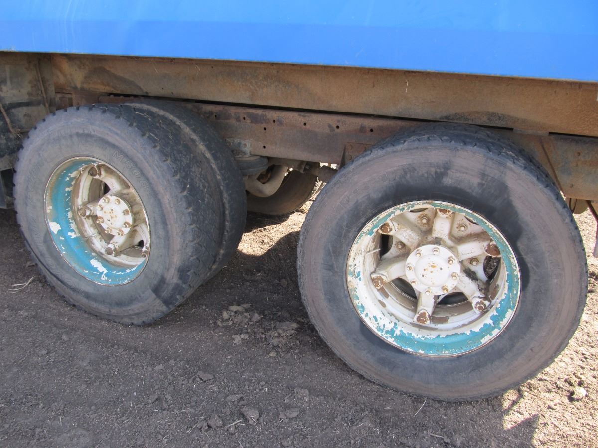 1986 FREIGHTLINER CAB OVER TANDEM AXLE GRAIN TRUCK