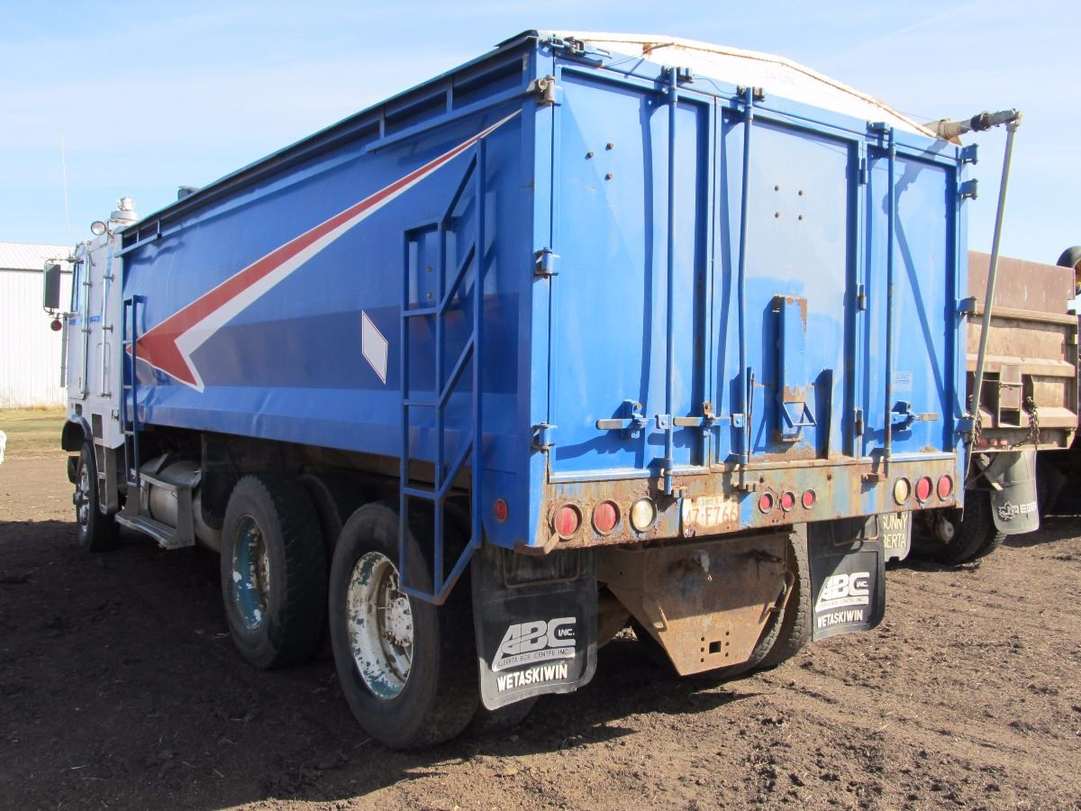 1986 FREIGHTLINER CAB OVER TANDEM AXLE GRAIN TRUCK