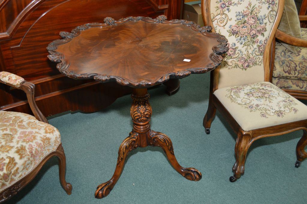 Antique matched grain center pedestal parlour table with scalloped edge ...