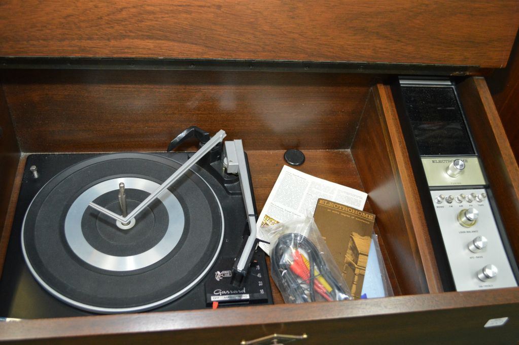 Retro desk style cabinet radio/record player and satellite speakers ...