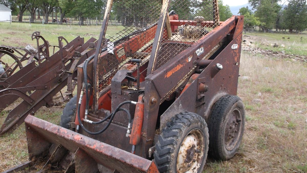 Gehl Skid Steer Model HL 2600 with 2 Extra Buckets- Runs-Works-Gas #00716