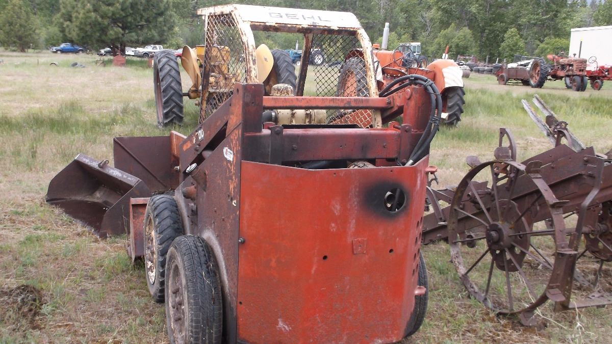 Gehl Skid Steer Model HL 2600 with 2 Extra Buckets- Runs-Works-Gas #00716