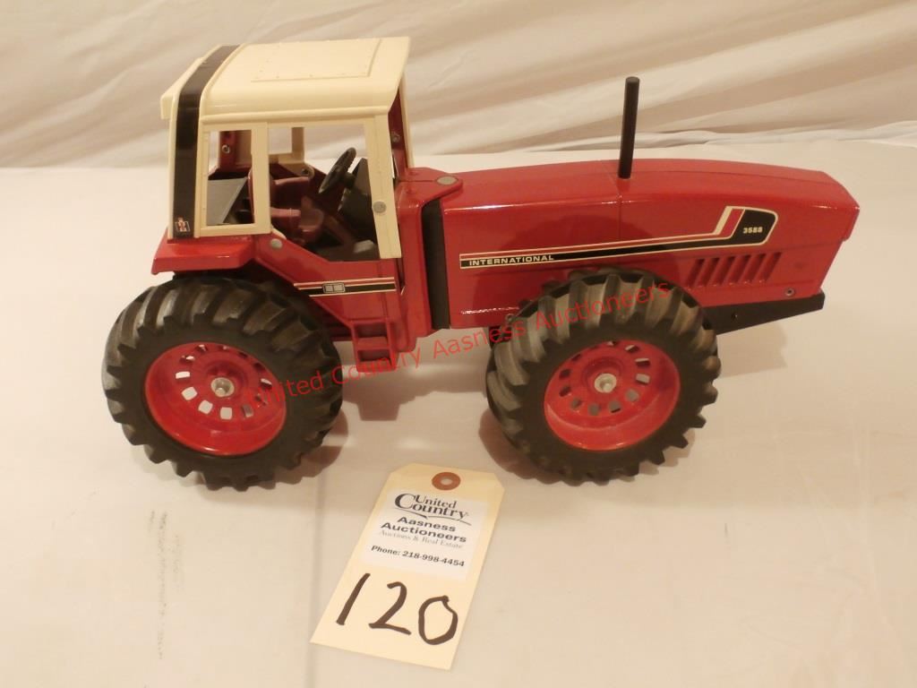 Ertl International 3588 2+2 Tractor 1/16th Scale