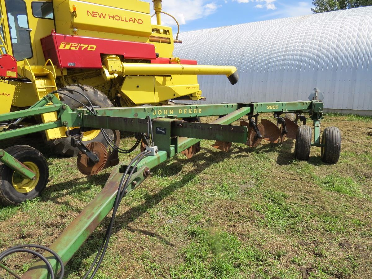 JOHN DEERE 3600 - 7 BOTTOM PLOW