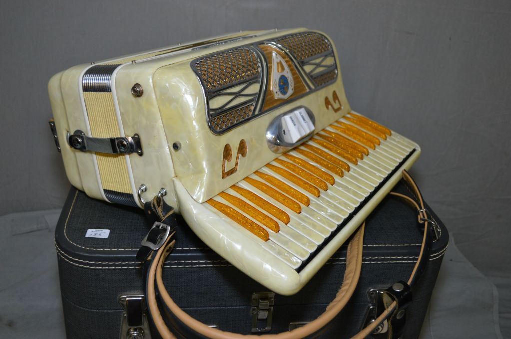 Vintage Universal accordion with pearlite cream finish case and keys ...