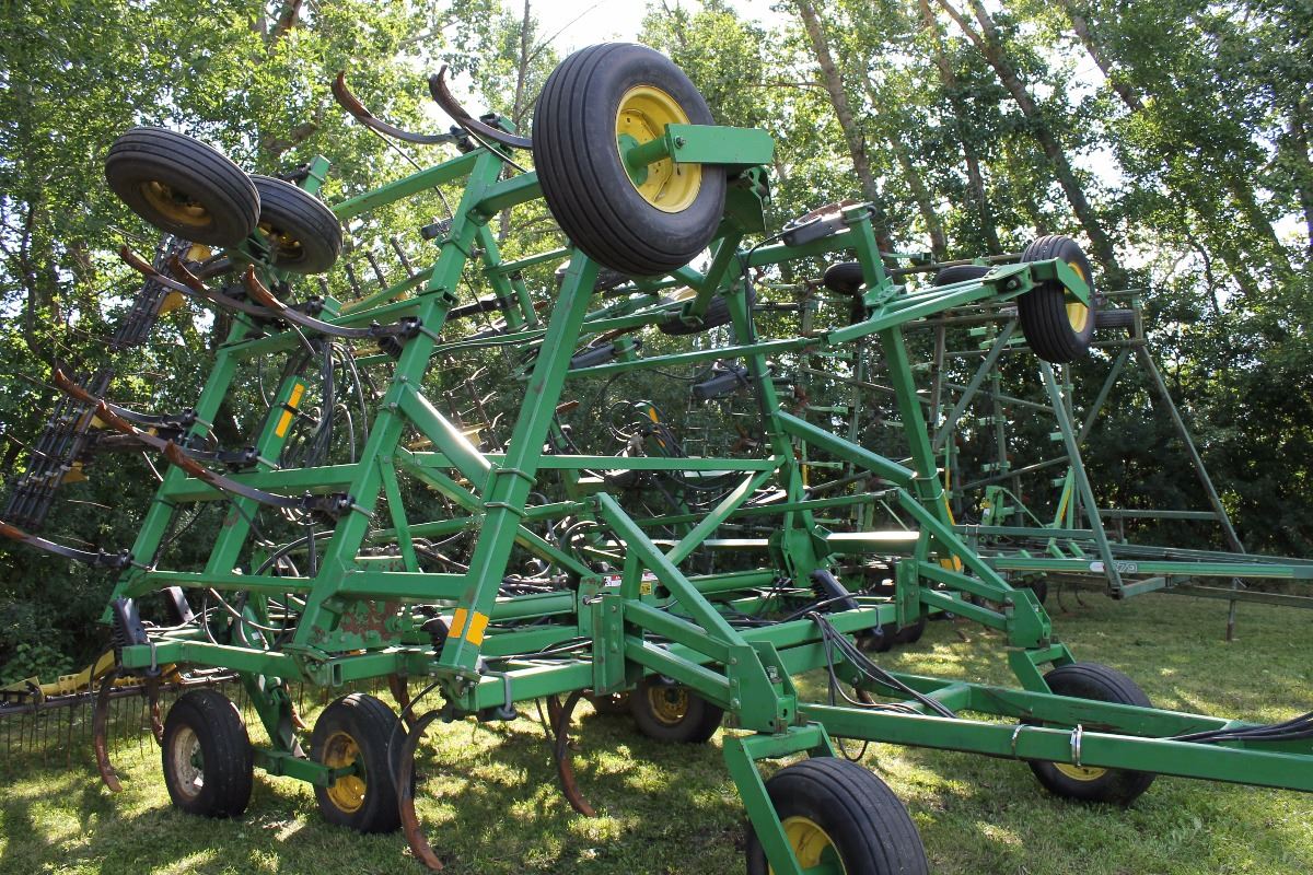 John Deere 610 - 31' Chisel Plow c/w NH3 Kit