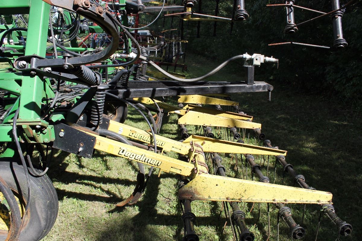 John Deere 610 - 31' Chisel Plow c/w NH3 Kit