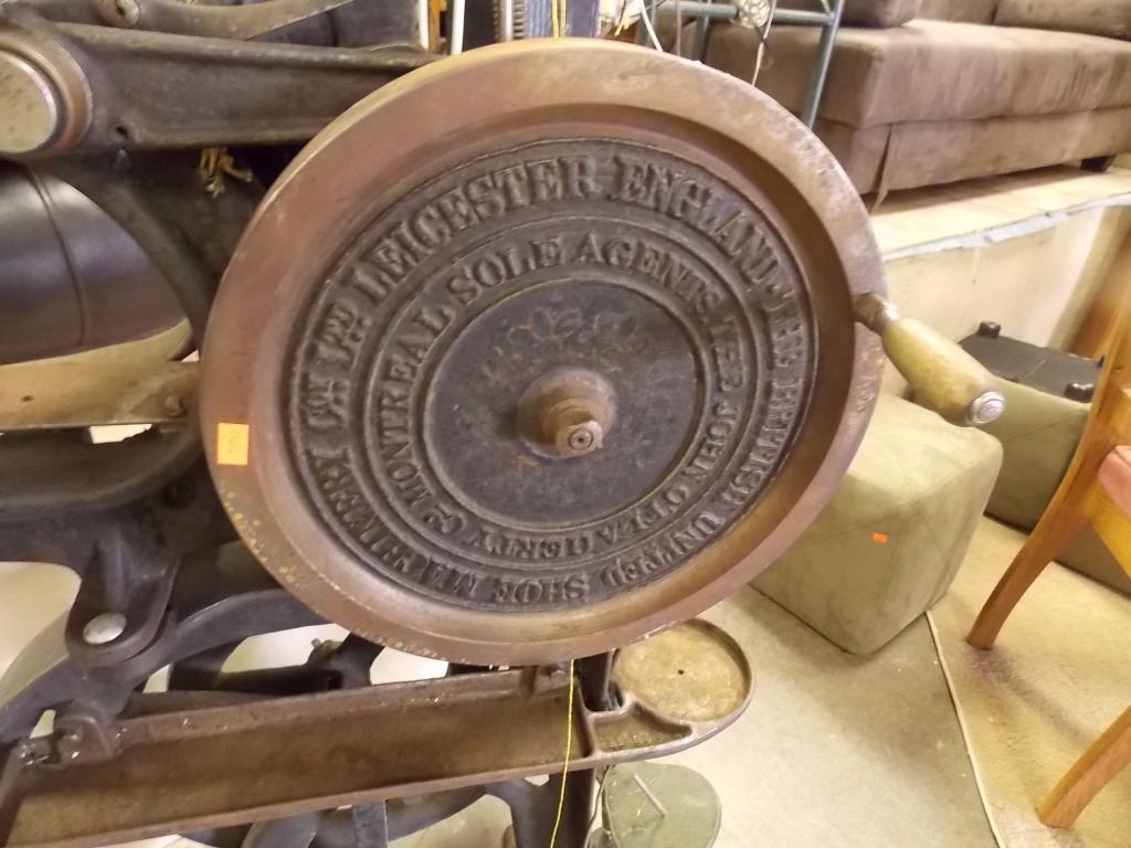 VINTAGE / ANTIQUE SHOE SEWING MACHINE- LEICESTER ENGLAND - THE BRITISH ...