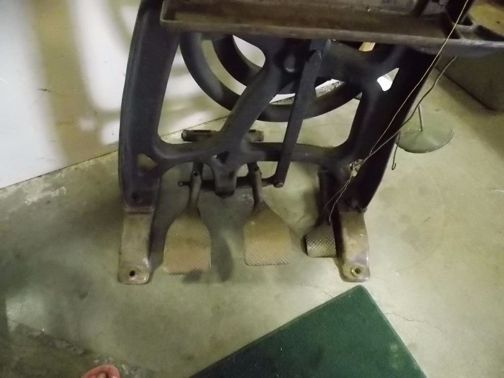 VINTAGE / ANTIQUE SHOE SEWING MACHINE- LEICESTER ENGLAND - THE BRITISH ...