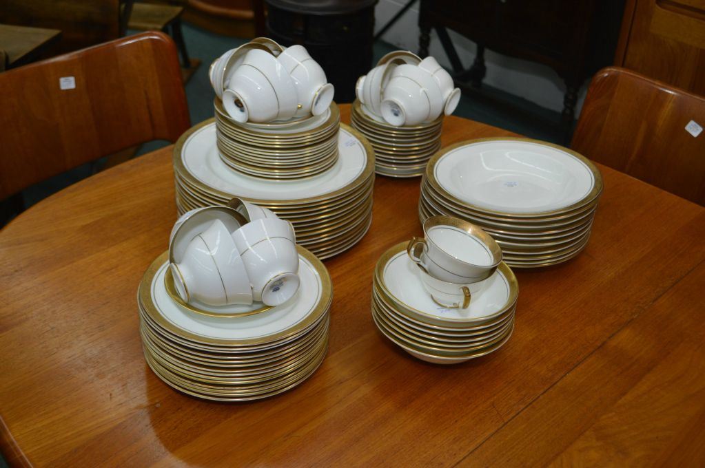 Selection of Aynsley "Argosy" bone china dinnerware including settings ...
