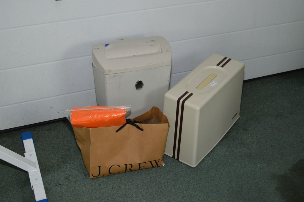 Small document shredder and a Calanda 728F sewing machine with accessories