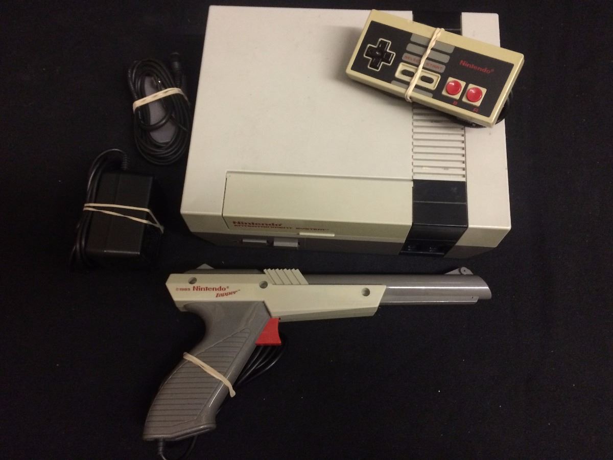 1985 NINTENDO VIDEO GAME SYSTEM W/ CONTROLLERS & LASER GUN