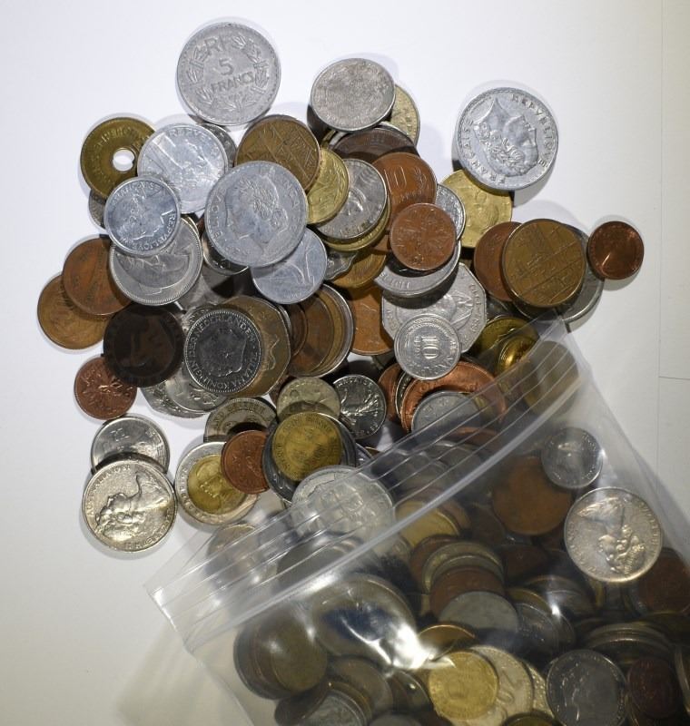 FIVE POUND BAG OF MIXED COINS FROM FOREIGN COUNTRIES
