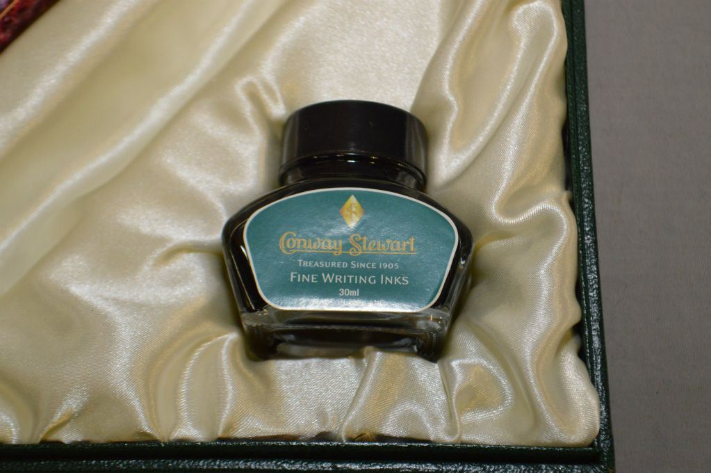 Conway Stewart limited edition "Churchill Burgundy Blush" fountain pen ...