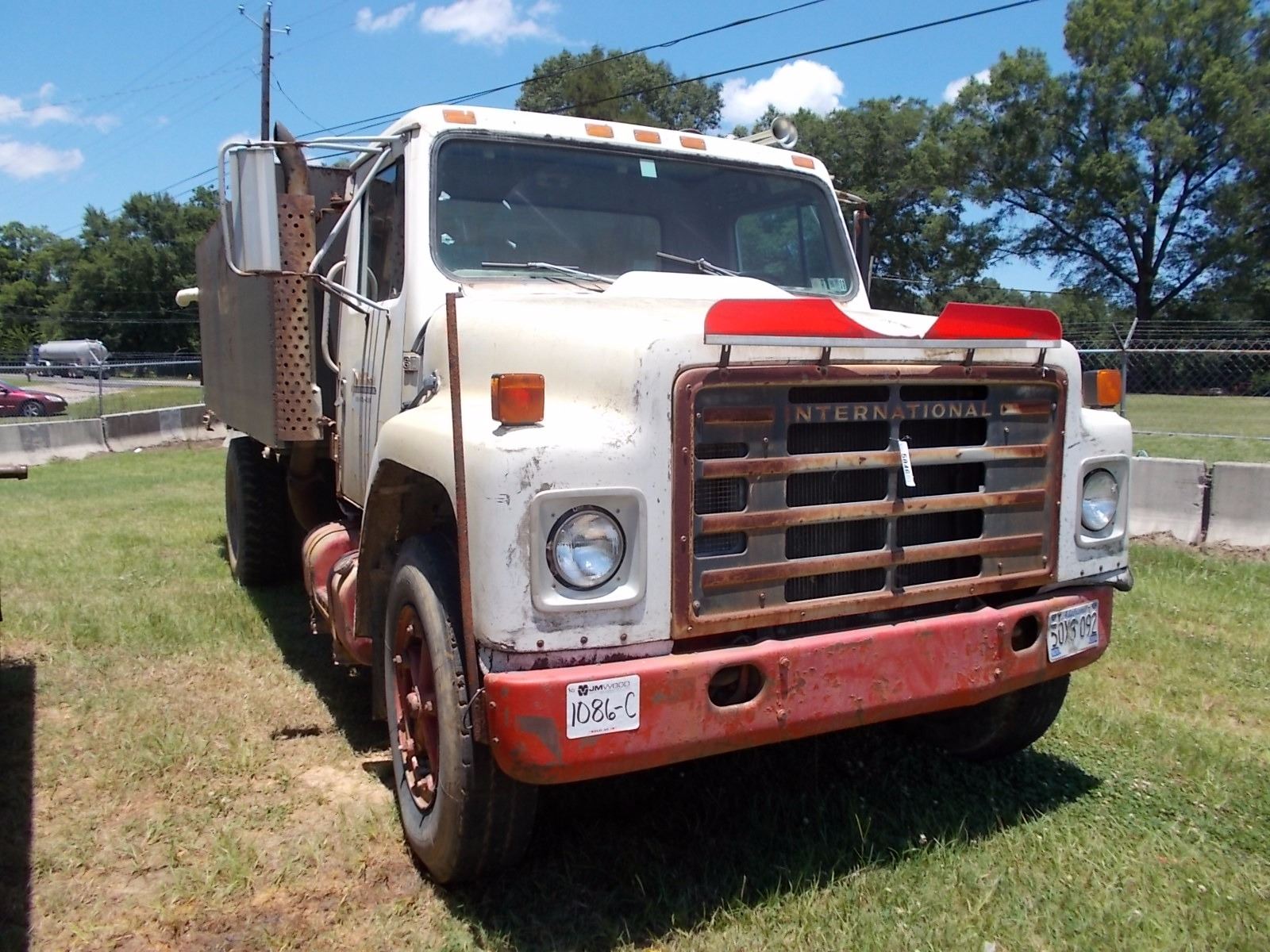 1985 INTERNATIONAL S1700 WATER TRUCK, VIN/SN:1HTLCXL2FHA52653 - IHC DIESEL ENGINE, 5 SPD TRANS ...