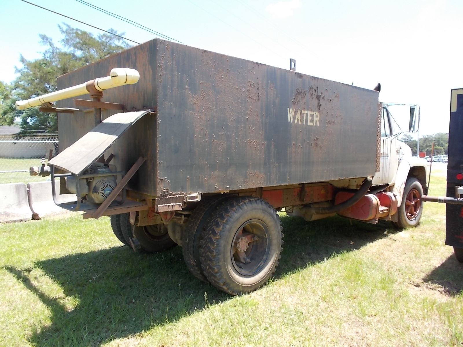 1985 INTERNATIONAL S1700 WATER TRUCK, VIN/SN:1HTLCXL2FHA52653 - IHC DIESEL ENGINE, 5 SPD TRANS ...
