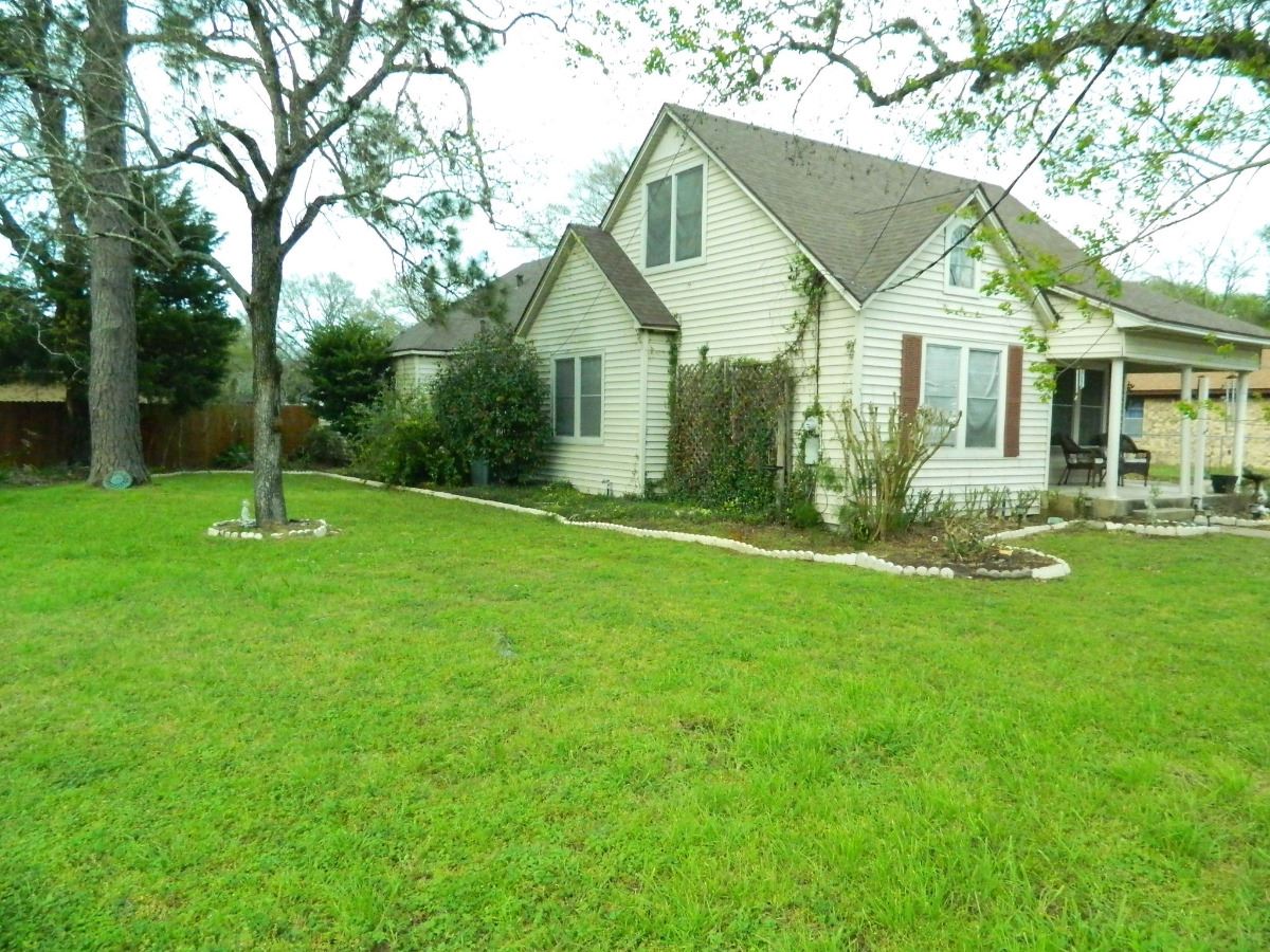 741 7th Street Sealy, Texas 77474. 2108 sf 5BR 2BA, .33 Acre Lot. HAC ...