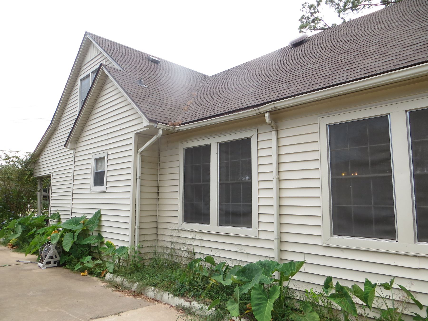 741 7th Street Sealy, Texas 77474. 2108 sf 5BR 2BA, .33 Acre Lot. HAC ...