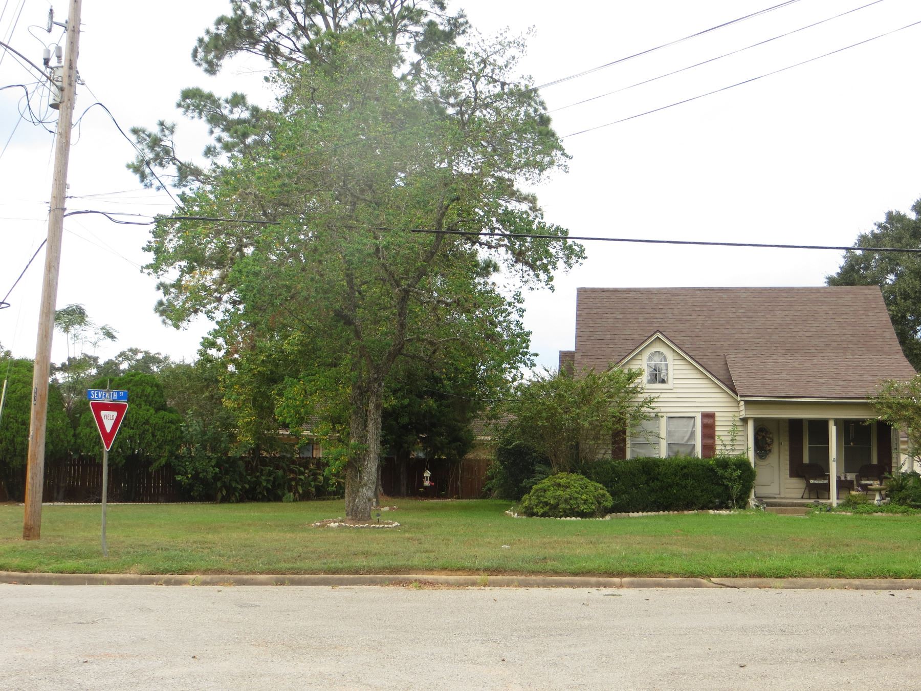 741 7th Street Sealy, Texas 77474. 2108 sf 5BR 2BA, .33 Acre Lot. HAC ...