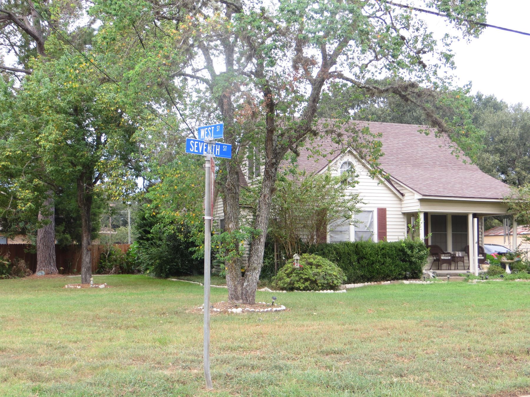 741 7th Street Sealy, Texas 77474. 2108 sf 5BR 2BA, .33 Acre Lot. HAC ...