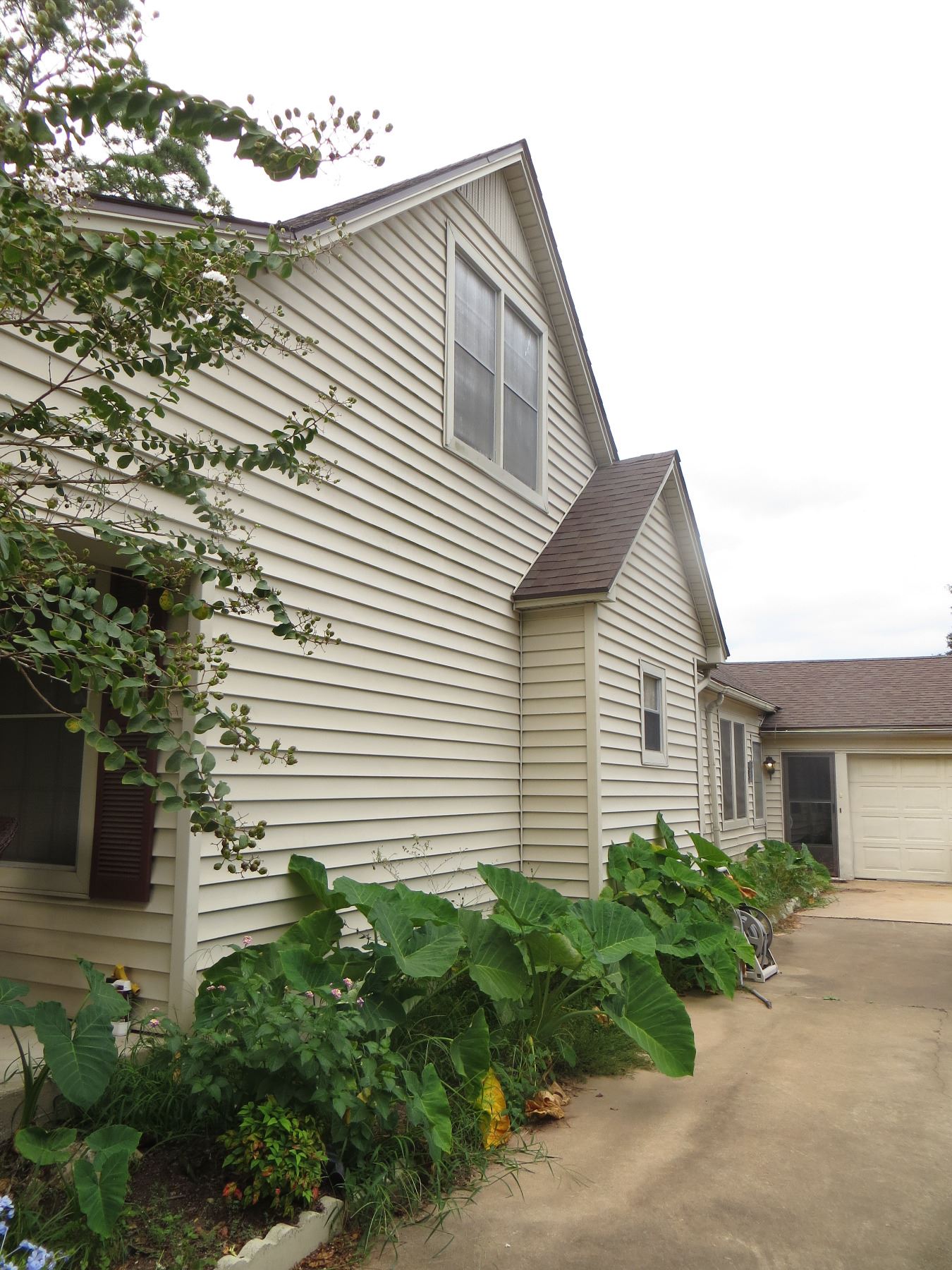 741 7th Street Sealy, Texas 77474. 2108 sf 5BR 2BA, .33 Acre Lot. HAC ...