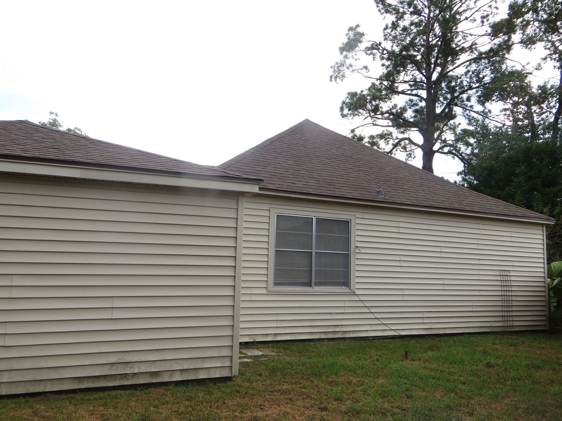 741 7th Street Sealy, Texas 77474. 2108 sf 5BR 2BA, .33 Acre Lot. HAC ...