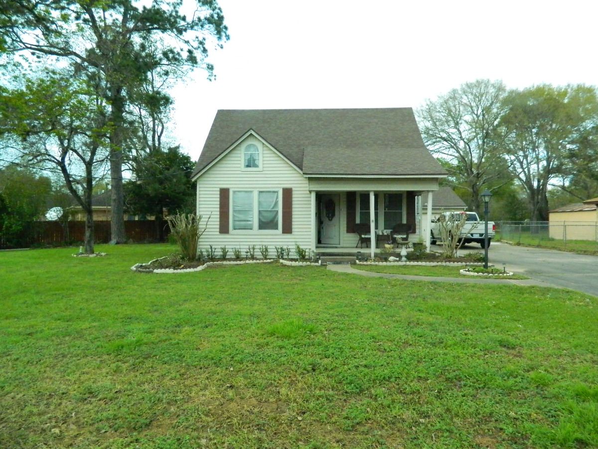 741 7th Street Sealy, Texas 77474. 2108 sf 5BR 2BA, .33 Acre Lot. HAC ...