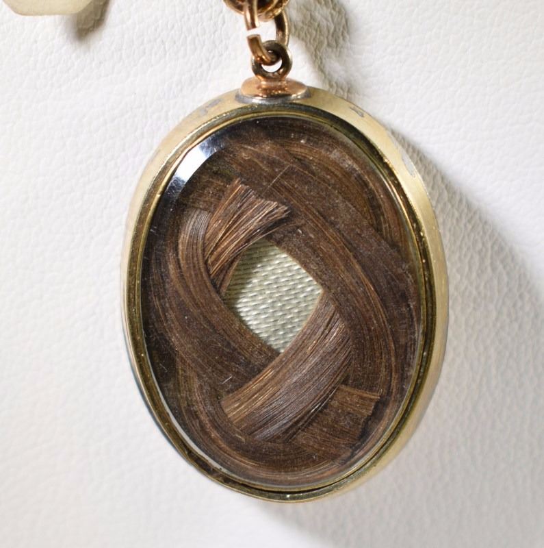 VICTORIAN MOURNING LOCKET WITH BRAIDED HAIR, ENGRAVED INITIALS