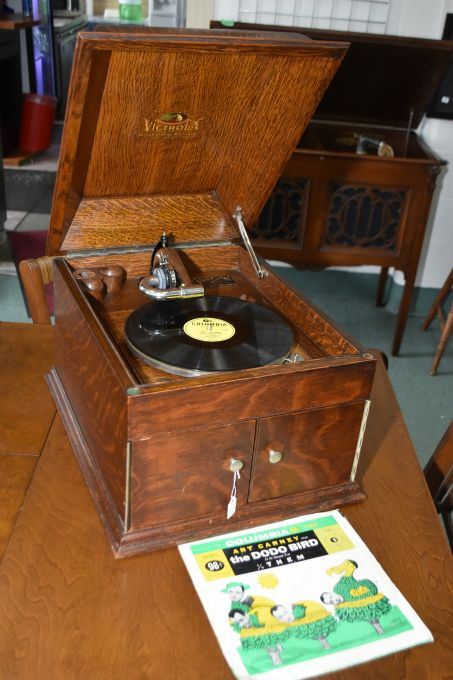 Antique oak cased lidded Victor Talking Machines Co. Victrola ...