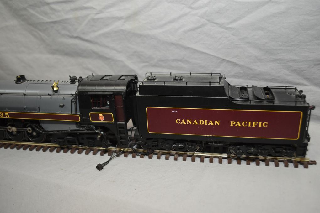 Weaver G gauge model 5935 Canadian Pacific steam engine and tender (2-10-4)