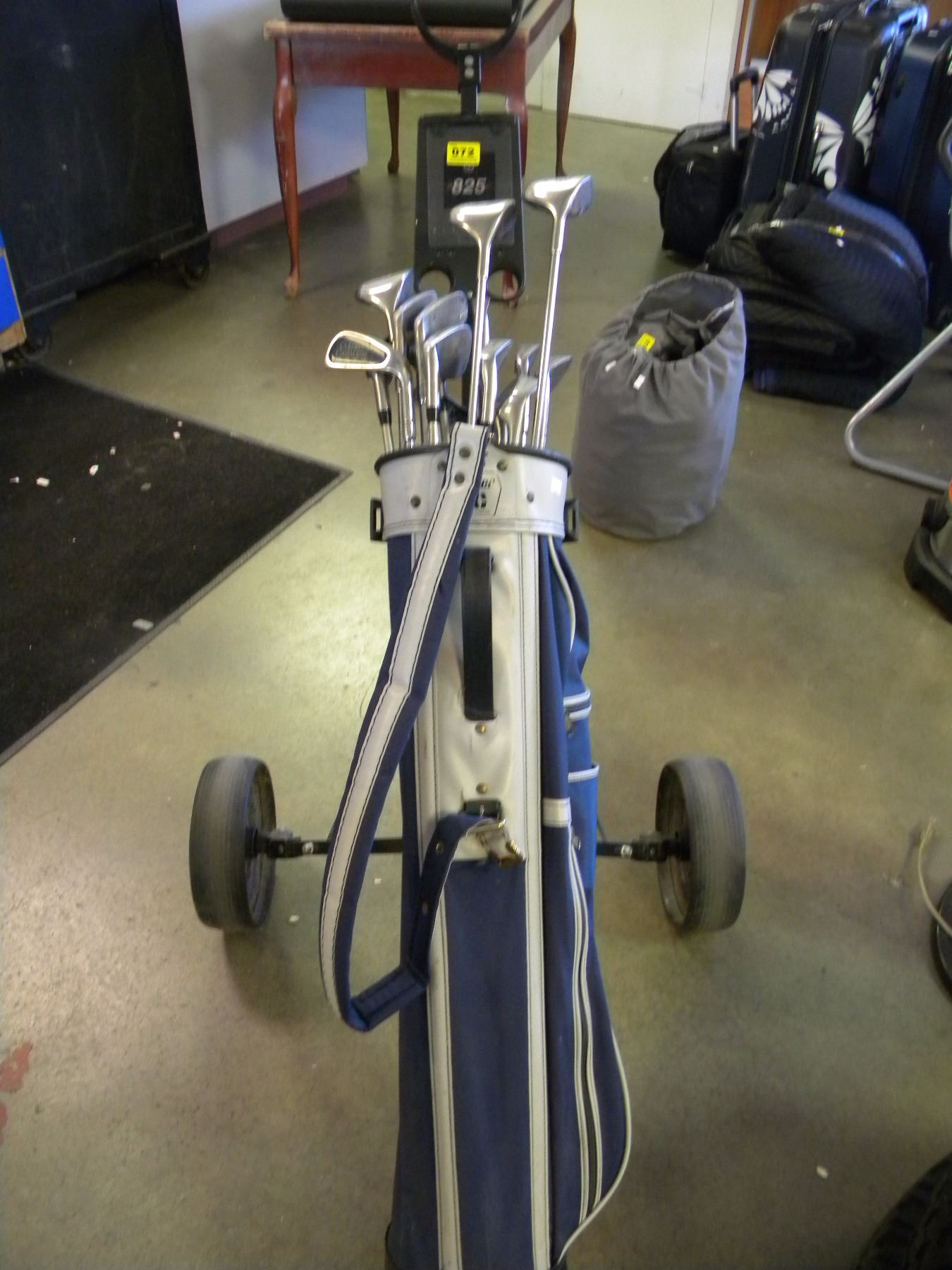 SET OF RIGHT HANDED JC SMITH GOLF CLUBS/BAG/CADDY