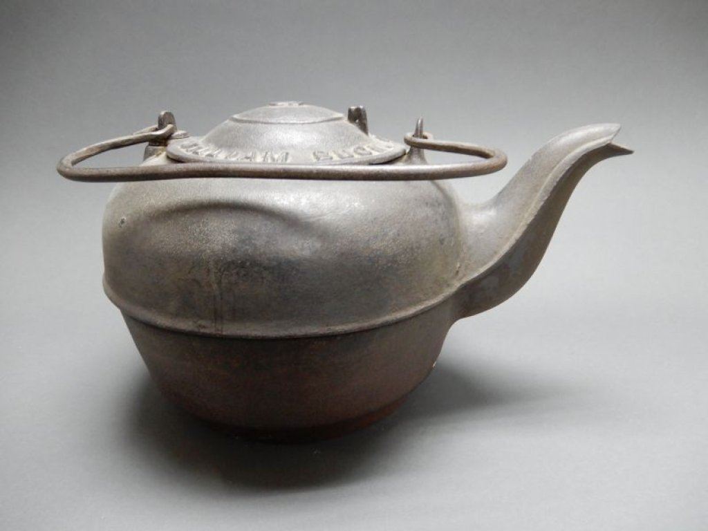 WILLIAM BUCK CAST IRON TEA POT NO.9