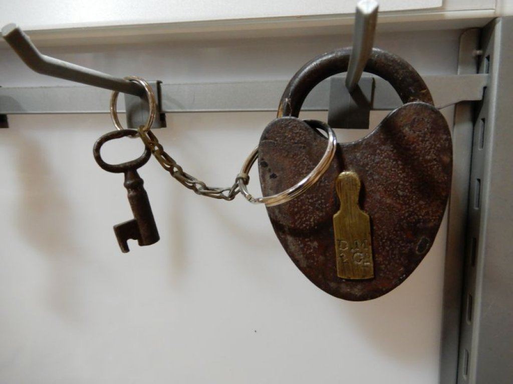 UNIQUE DISPLAY STAND WITH LOCKS & KEYS RAILROAD - BRASS PADLOCKS ...