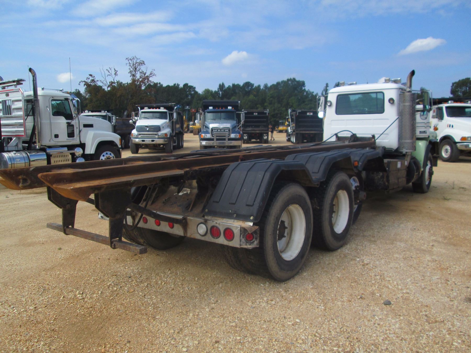 1995 MACK RB690S ROLL OFF TRUCK, VIN/SN:1M2AM20C8SM002651 - TRI-AXLE, MACK DIESEL ENG, 7 SPD ...