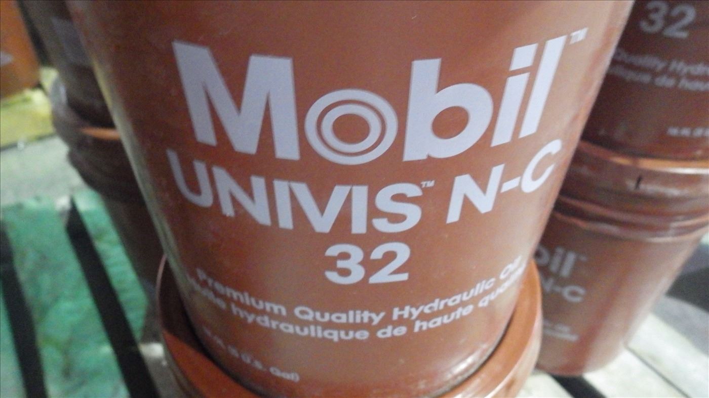 4 - 18.9 litre mobile univis N-C 32 hydrolic quality oil