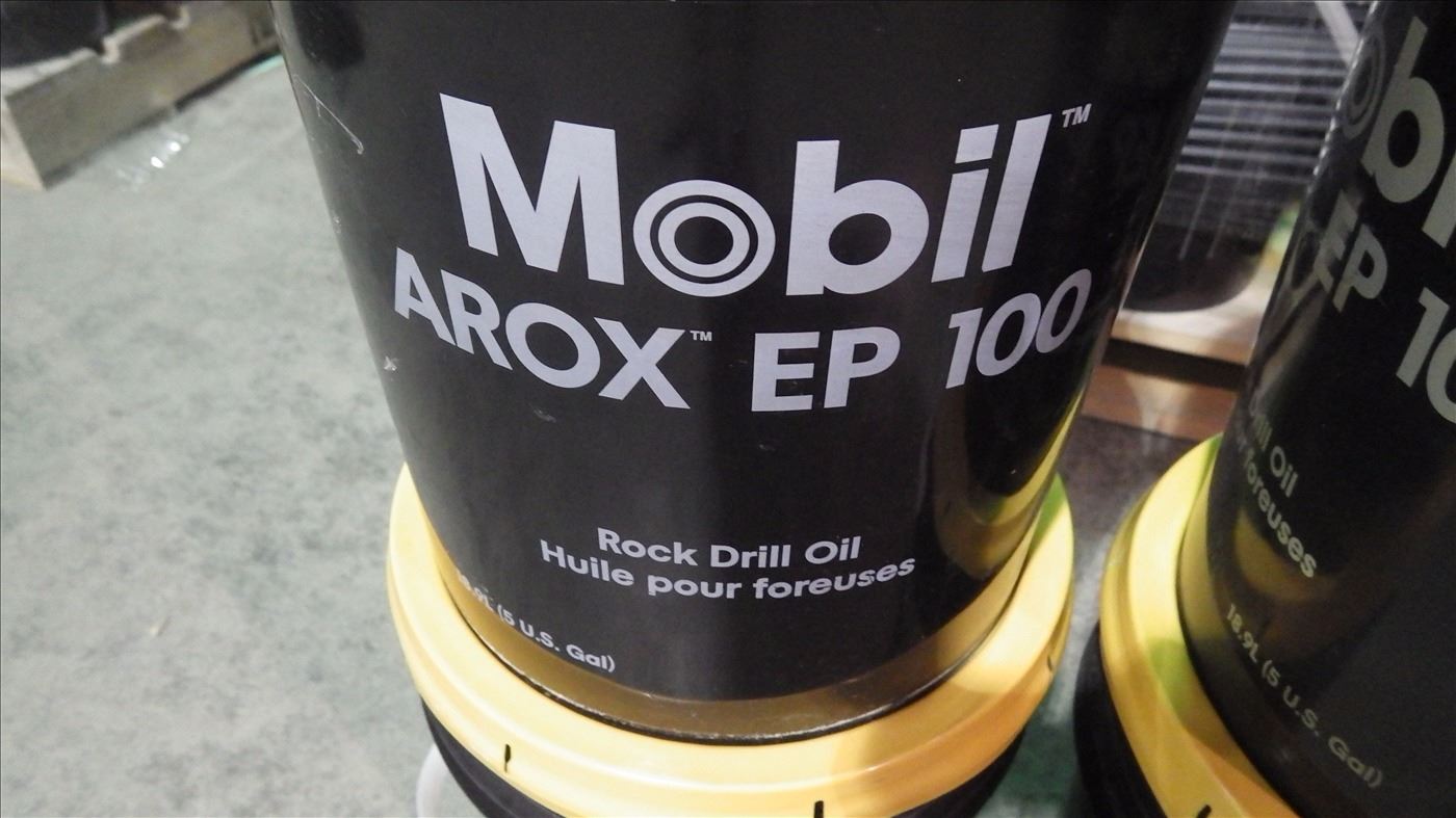 4 - 18.9 litre pails of Mobile Airox EP100 Rock Drill oil / hydraulic oil