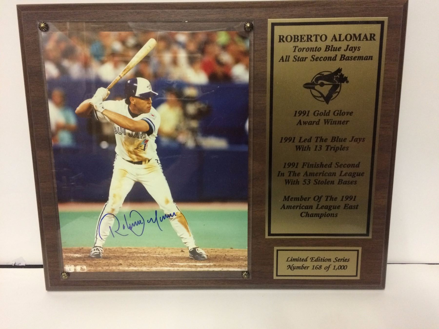 ROBERTO ALOMAR SIGNED 1991 GOLD GLOVE WINNER WALL PLAQUE (LIMITED EDITION SERIES)