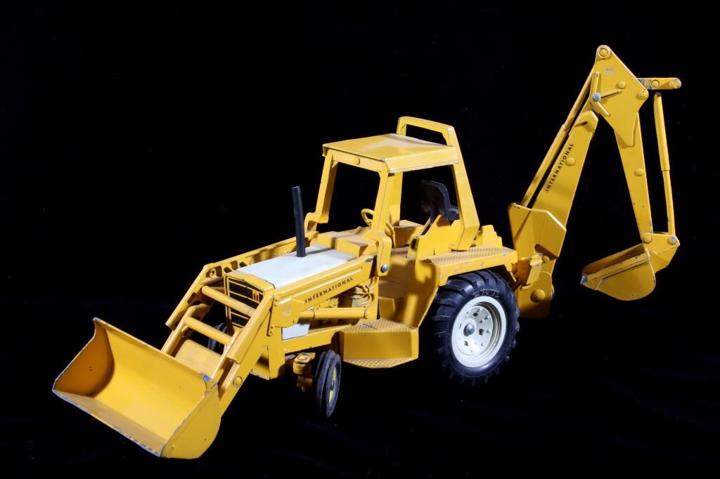 Ertl Co International 1/16 472Diecast Backhoe 1970