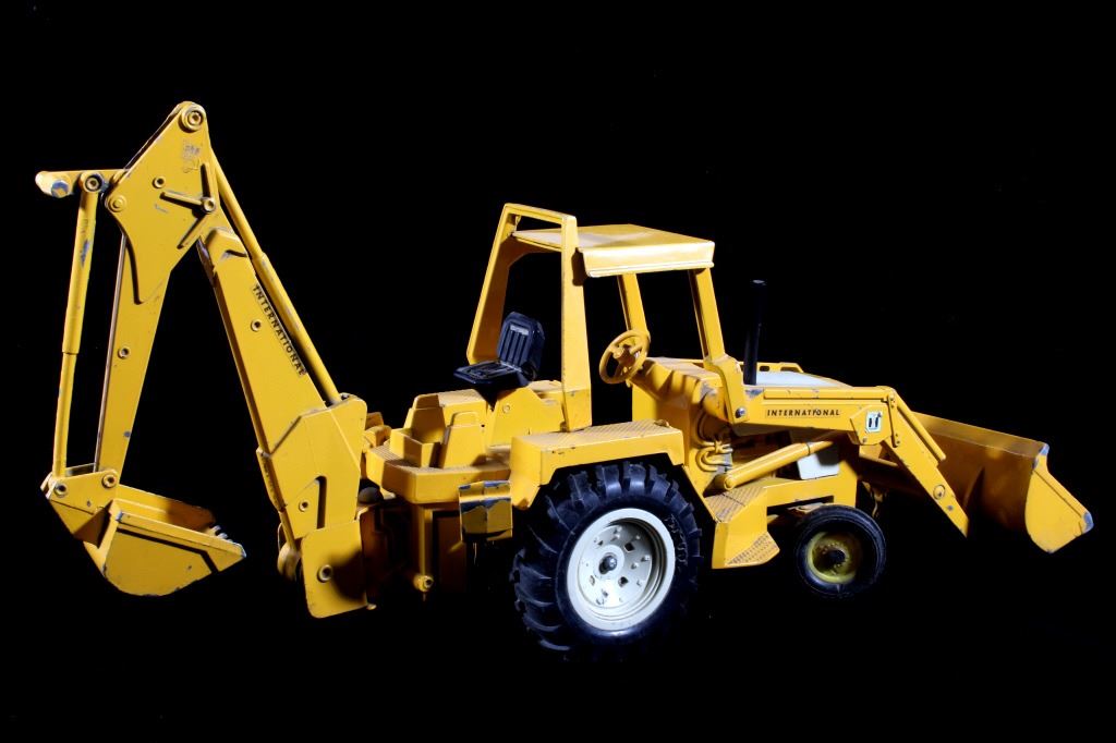 Ertl Co International 1/16 472Diecast Backhoe 1970