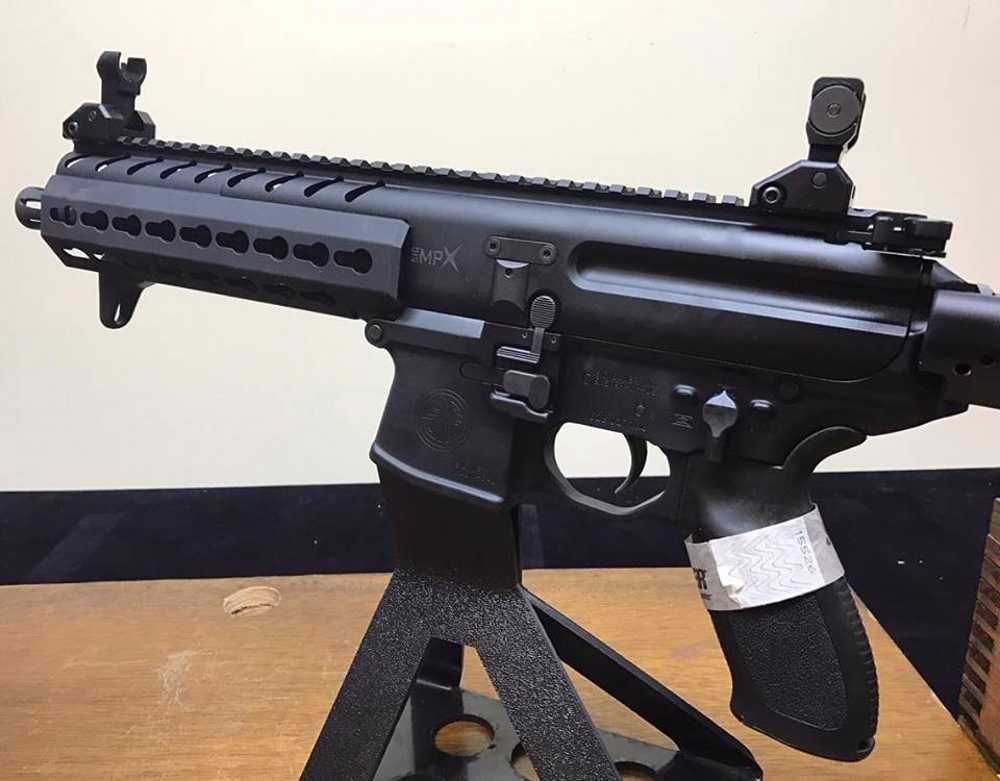 Sig Sauer MPX 9mm, sling, 1 mag and extra's folding brace